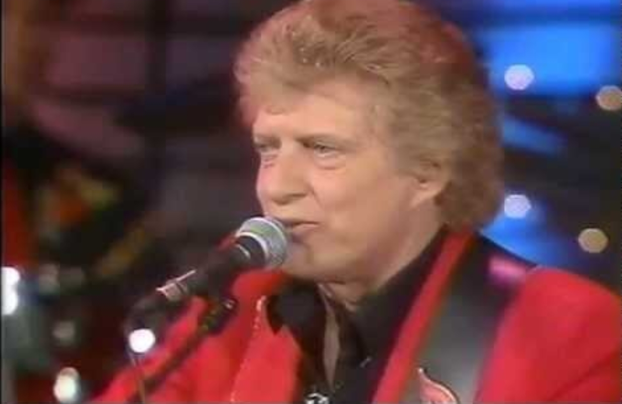 Del Reeves Mesmerizes with ‘Girl on the Billboard’ - Us