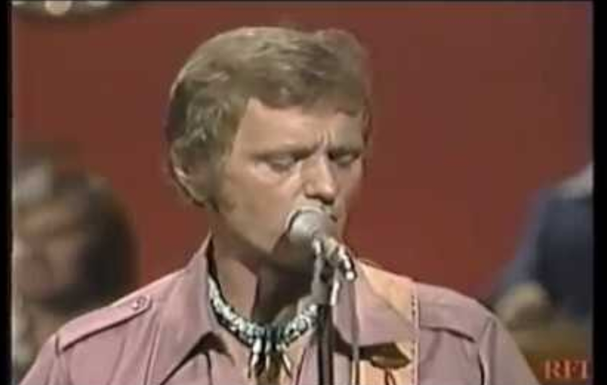 Jerry Reed’s Electrifying Performance of ‘Let’s Just Sing Our Song’ - Us