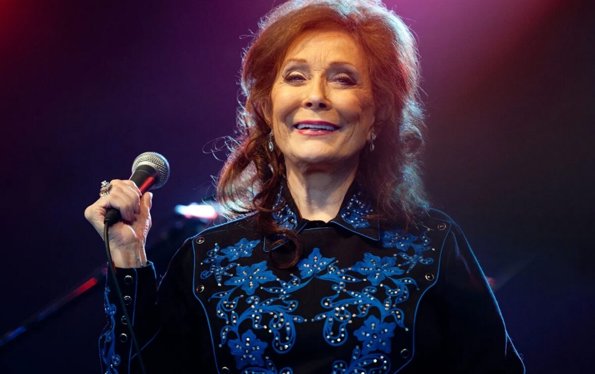 Loretta Lynn & Jack White’s Performance in “Portland, Oregon” - Us